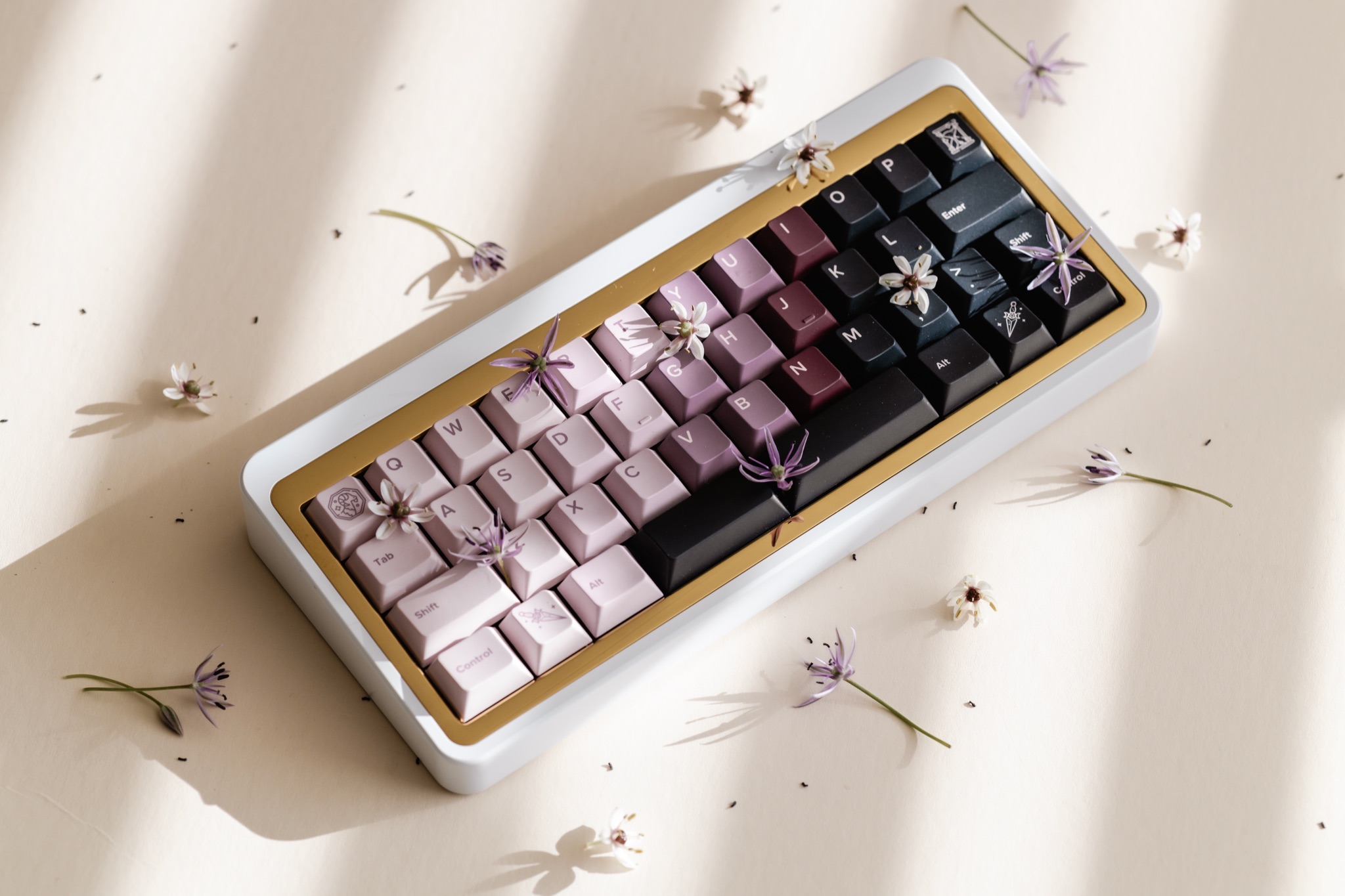 Hour of Twilight custom keycaps by Chellekeebs on Yuzu